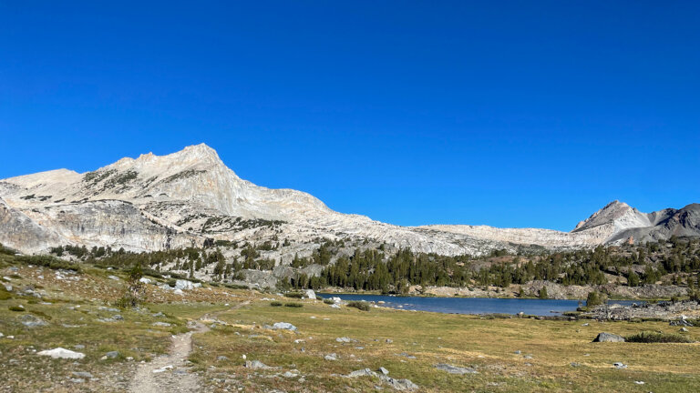 イースト・シエラネバダ山脈の美しい山々の絶景を堪能できる秀逸なトレイル Twenty Lakes Basin Loop Trail【歩かずに ...